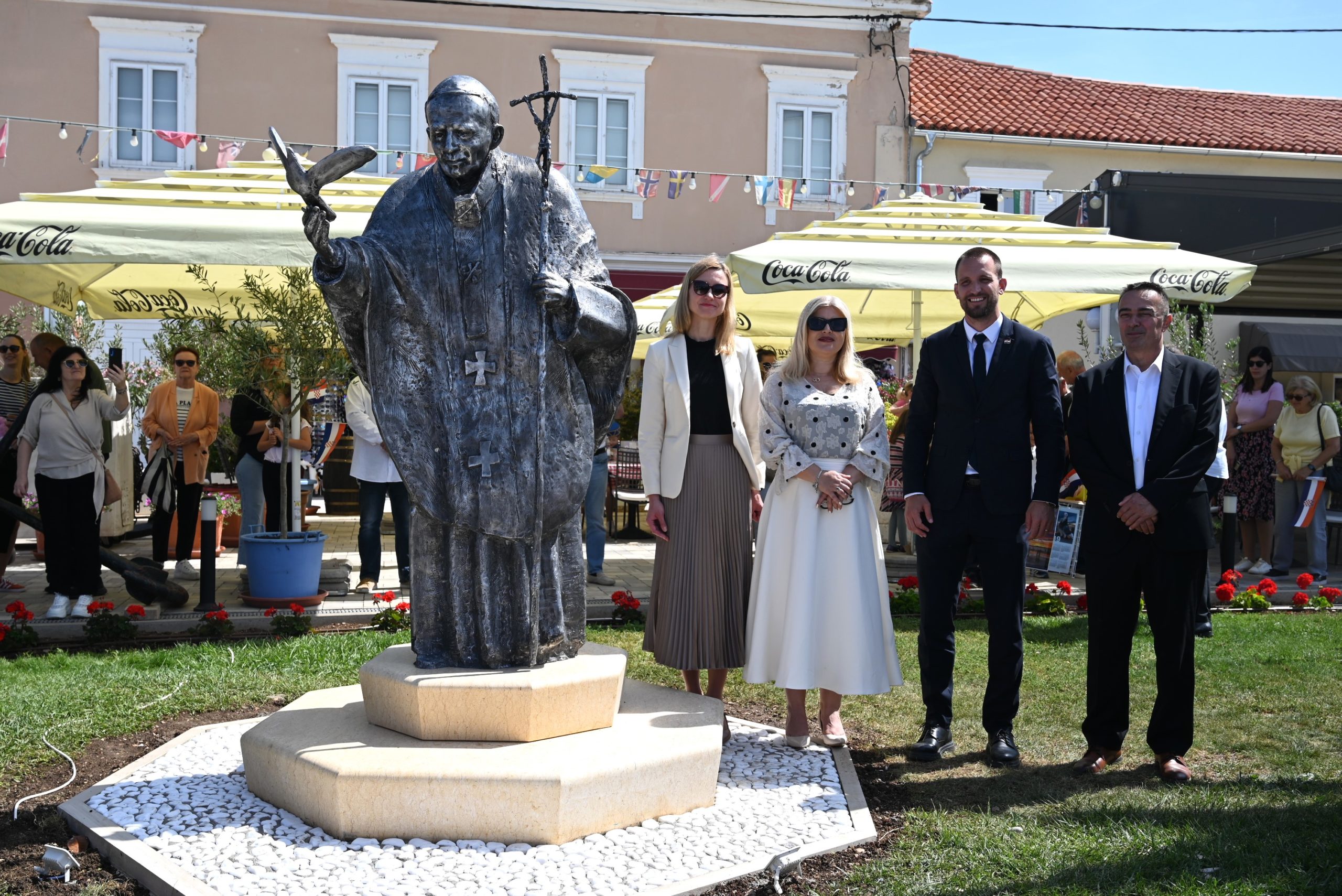 BIOGRAD n/m: Postavljen i blagoslovljen spomenik sv. Ivanu Pavlu II ...