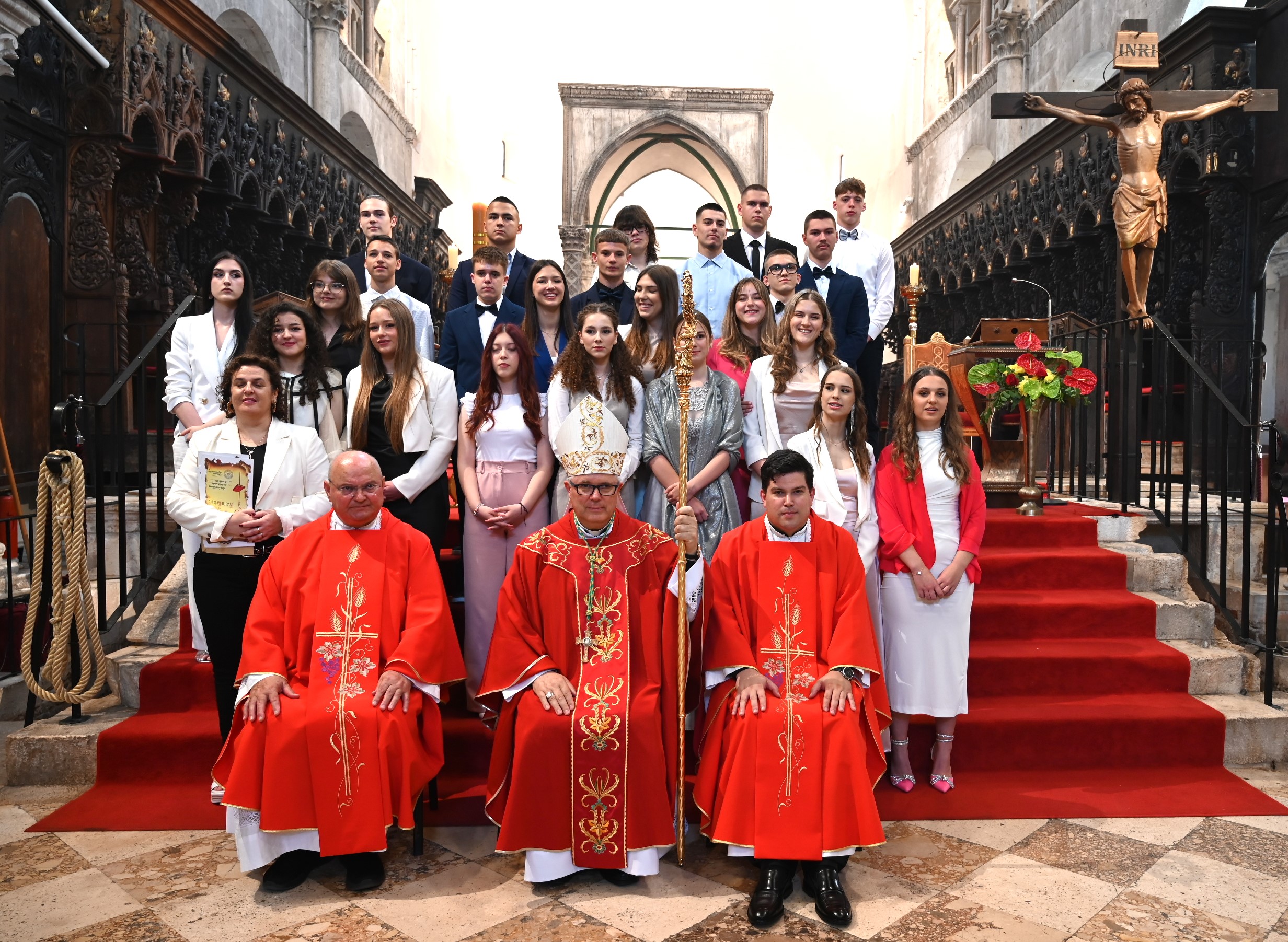 ZADAR: Nadbiskup Zgrablić predvodio misno slavlje na svetkovinu Duhova u katedrali sv. Stošije ...